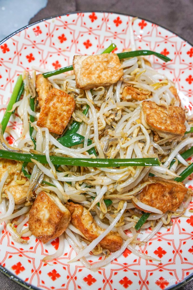 Taugeh Goreng Ikan Bilis | Beansprouts with Anchovies Stir Fry - Nomadette